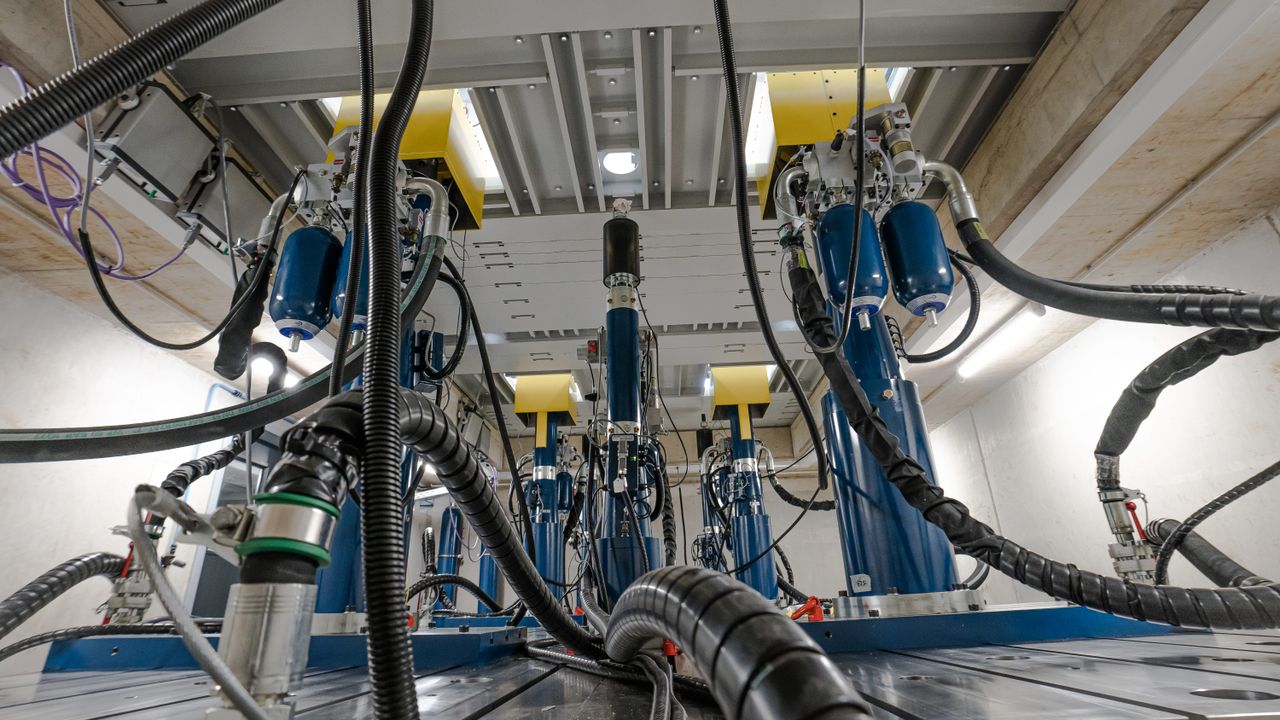 7-Post test rig from thyssenkrupp Bilstein: Booster for suspension ...