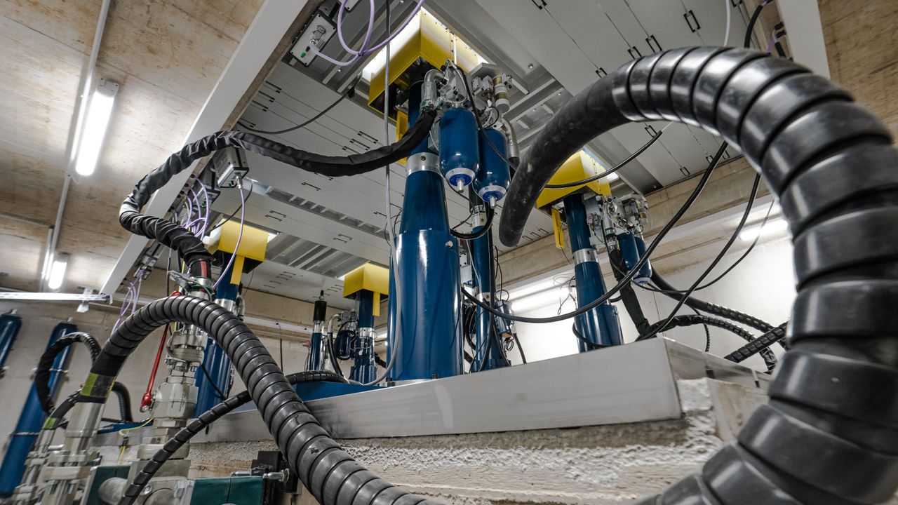7-Post test rig from thyssenkrupp Bilstein: Booster for suspension ...